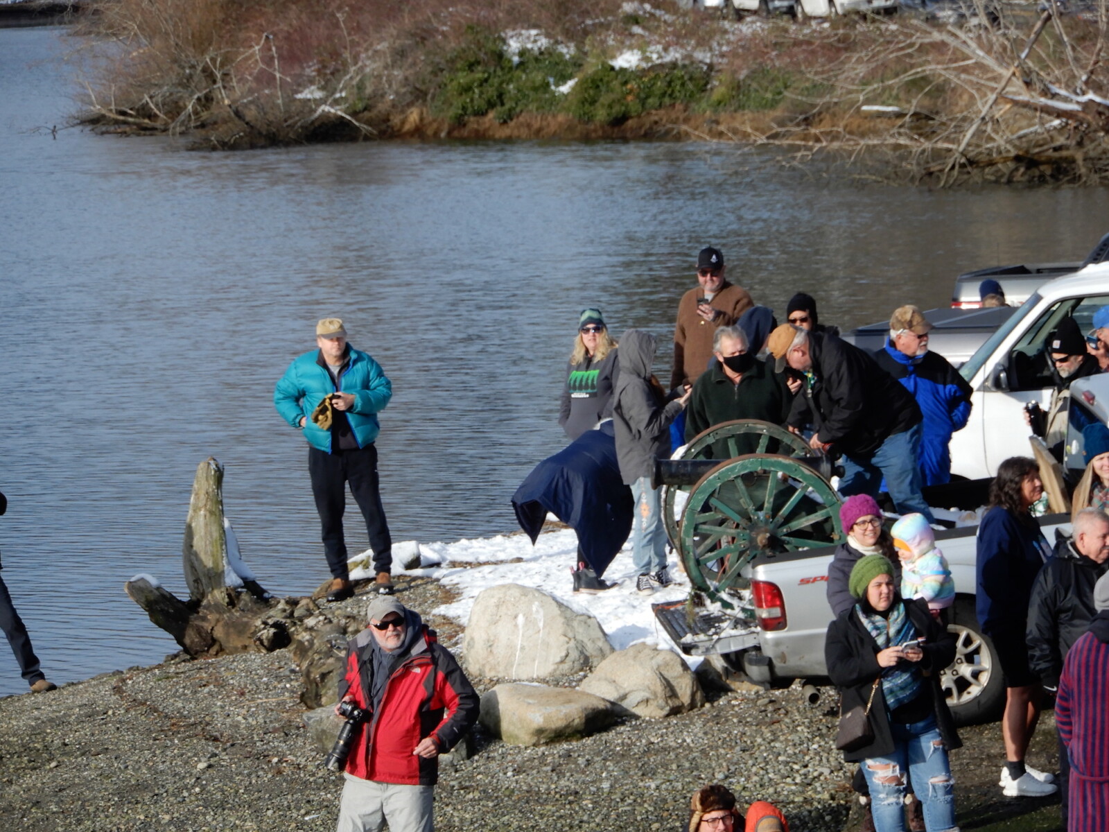 Dozens welcome in new year with plunge into Olalla Bay - Gig Harbor Now ...